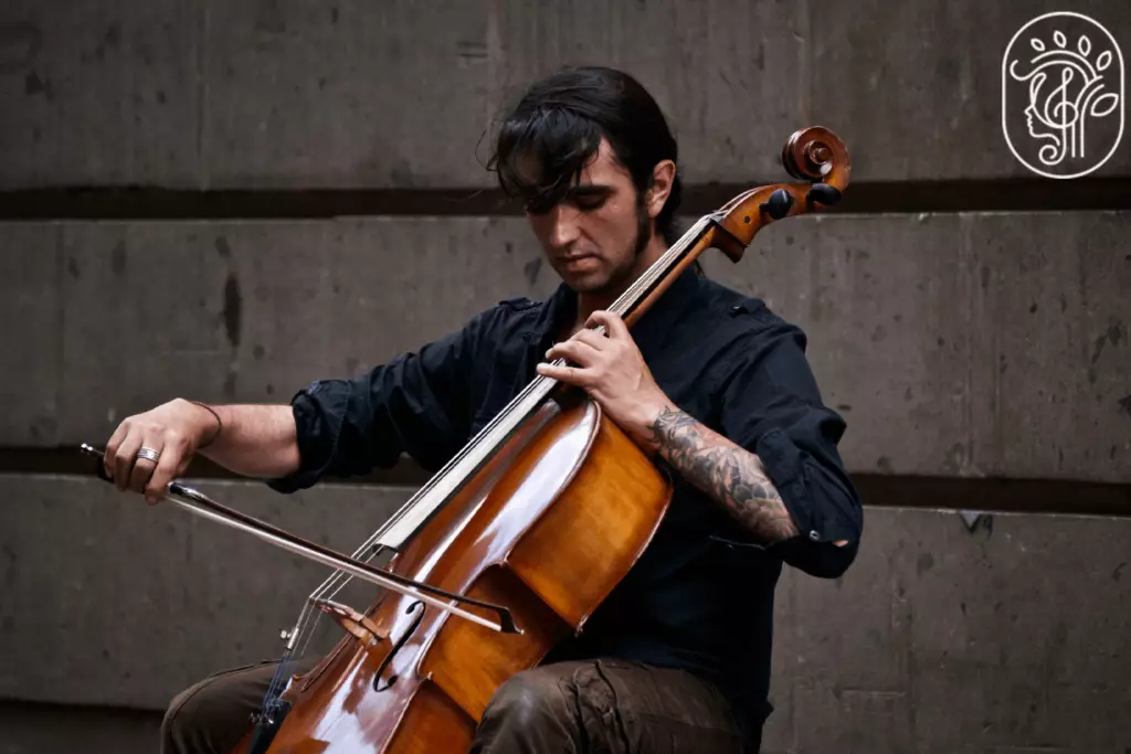 How to achieve the right cello posture? | Music 4 Humans